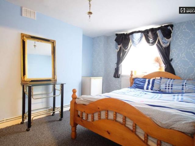 3 Bedroom Shared Living/roommate London London LS96913515