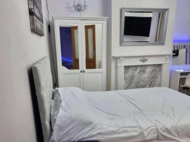 3 Bedroom Shared Living/roommate London London LS97236561