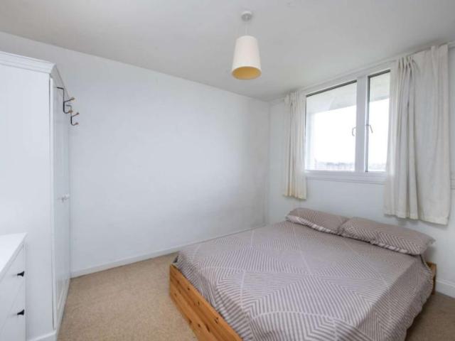 3 Bedroom Shared Living/roommate London London LS100982380