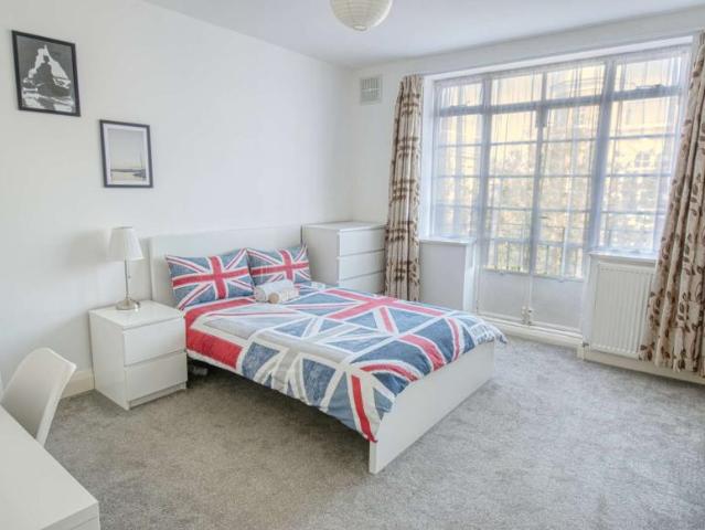 3 Bedroom Shared Living/roommate London London LS101730992