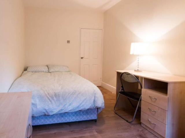 3 Bedroom Shared Living/roommate London London LS101820754