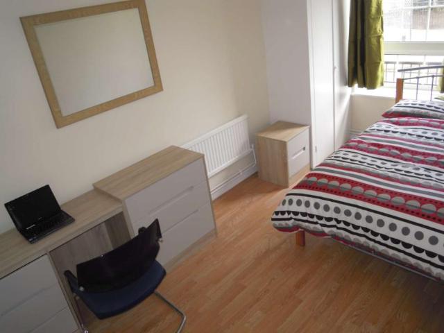3 Bedroom Shared Living/roommate London London LS101849283