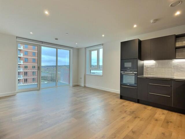 3 Bedroom Shared Living/roommate Londres Greater London 100096781