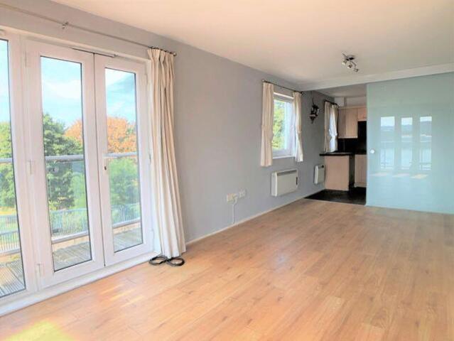 3 Bedroom Shared Living/roommate Londres Greater London 101743267