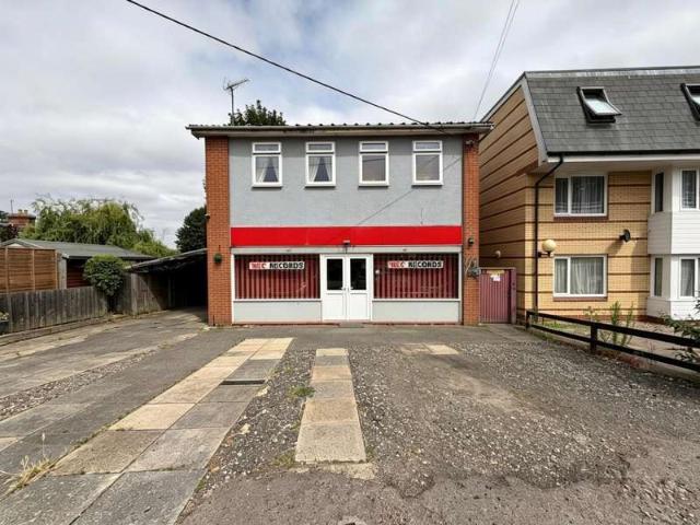 3 Bedroom Shop Commercial
