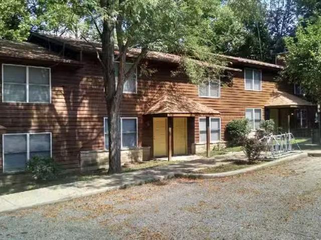 3 Bedroom, Spacious Townhome Available July 2026! Bloomingt.