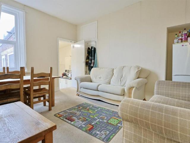 3 bedroom Student Flat to rent in Helmsley Road, Sandyford, Newcastle Upon Tyne NE2