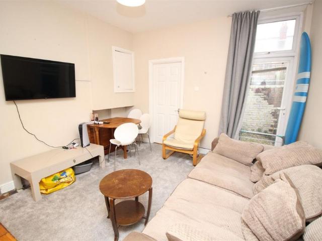 3 bedroom Student Flat to rent in Newlands Road, Jesmond, Newcastle Upon Tyne, Ne2