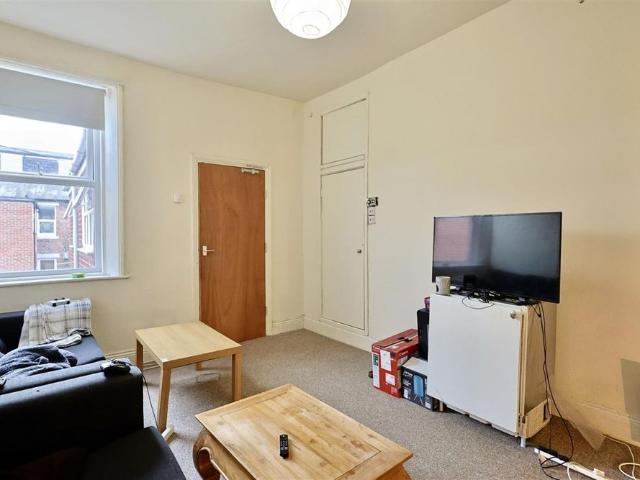 3 bedroom Student Flat to rent in Warwick Street, Heaton, Newcastle Upon Tyne, Ne6