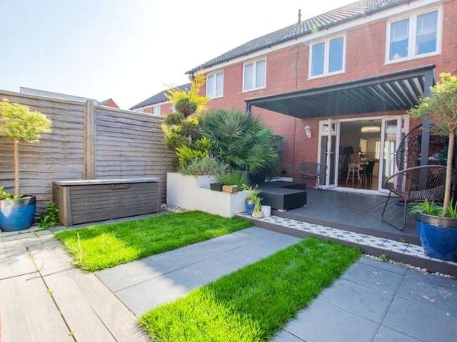 3 Bedroom Studio Flat