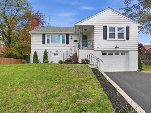 3 bedroom, Stoneham MA 02180 103221170