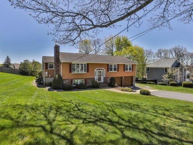3 bedroom, Stoneham MA 02180 103222597