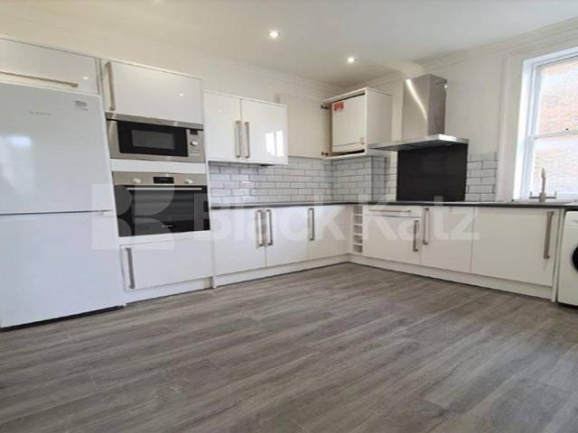 3 Bedroom, Part Furnished Flat in Royal College Street NW1