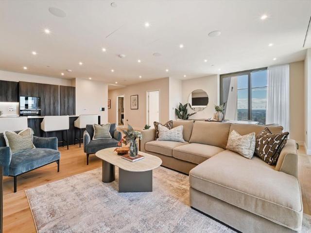 3 bedroom penthouse apartment to rent in Menara Point, E16
