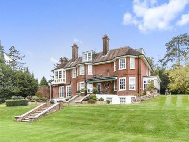 3 Bedroom Penthouse For Rent In Northwood, Middlesex