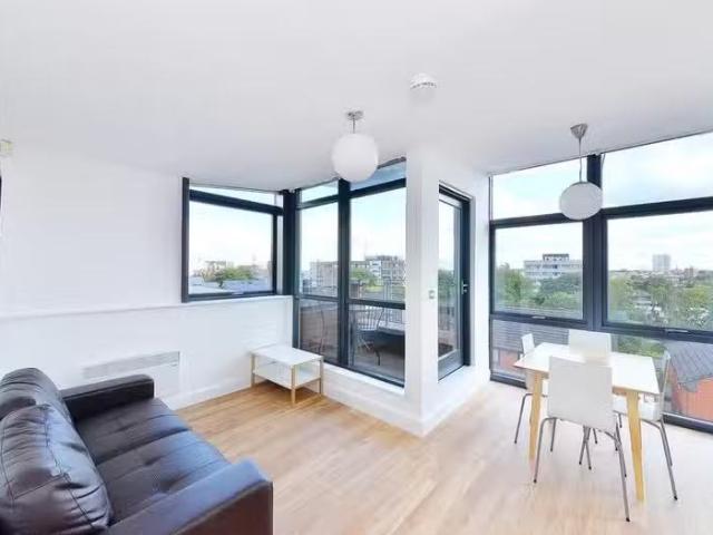 3 bedroom penthouse for rent in Apartment 10, 97 Rickman Drive.