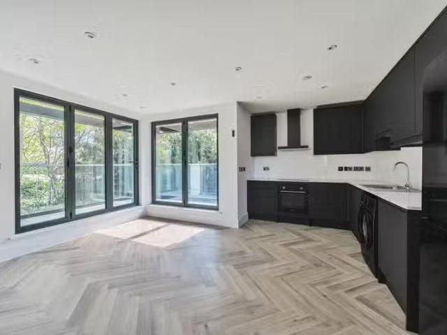 3 bedroom penthouse for rent in Beechcroft Manor, Weybridge, K.