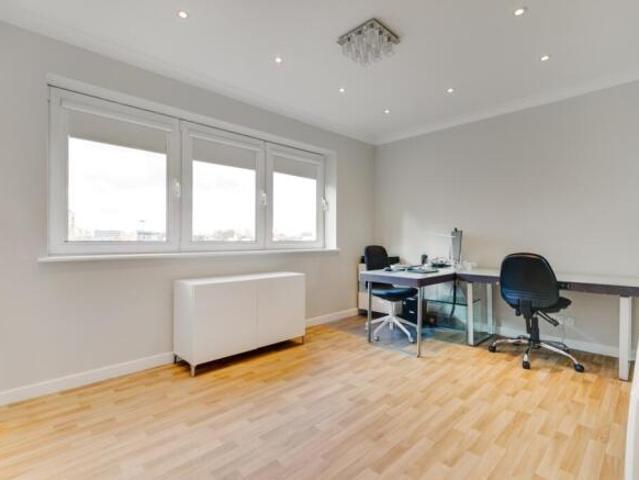 3 bedroom penthouse for rent in Boardwalk Place, E14