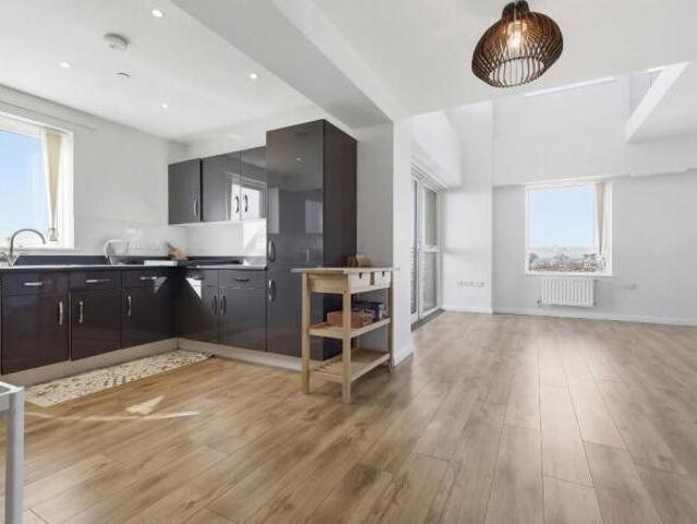3 bedroom penthouse for rent in Cannon Road, London, N17
