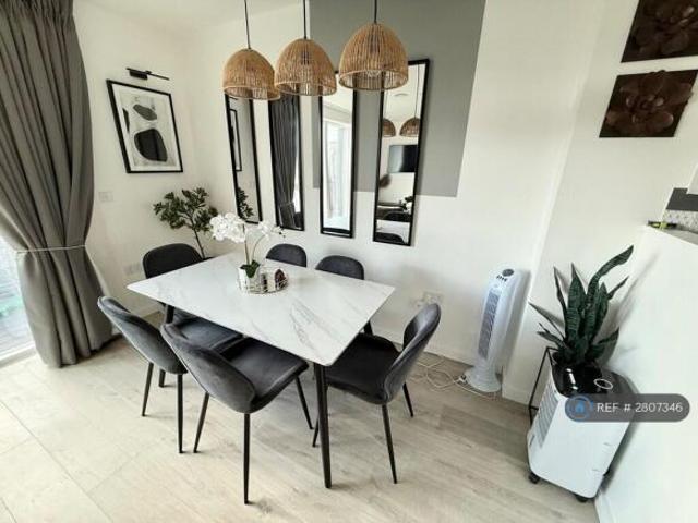 3 bedroom penthouse for rent in Cargo House, London, E16