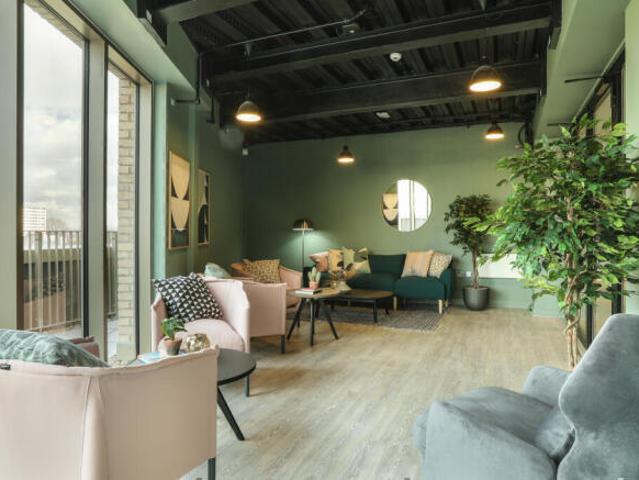 3 bedroom penthouse for rent in Chester Road, Manchester, M15