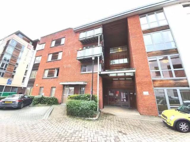 3 bedroom penthouse for rent in Chimney Steps, St Philips, Bri.