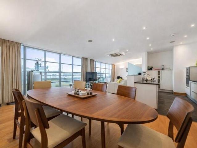 3 bedroom penthouse for rent in Farm Lane, Fulham, London, SW6