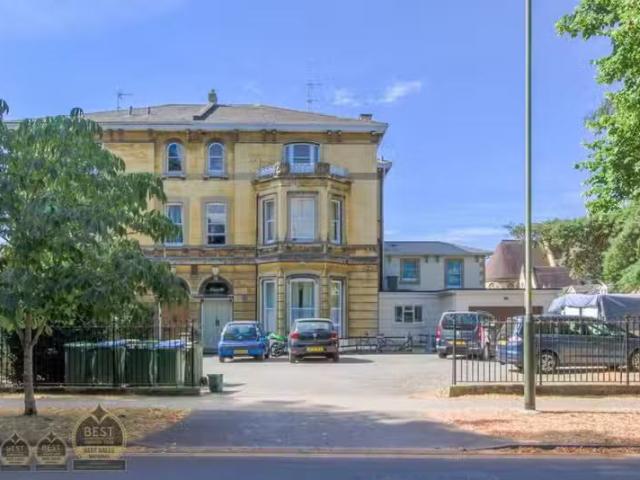 3 bedroom penthouse for rent in Flat 3 Longville, Pittville Ci.