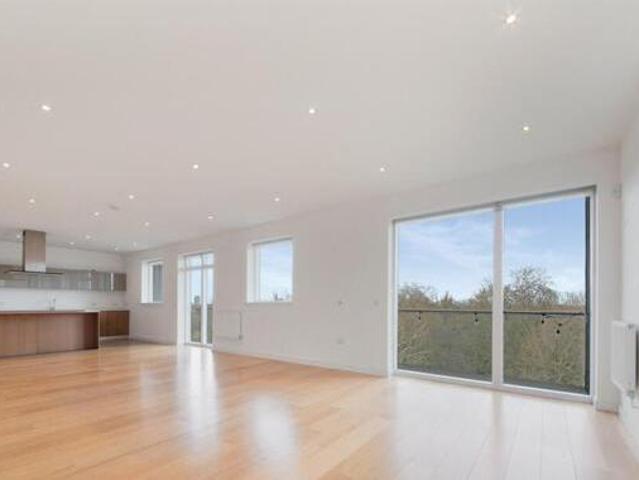 3 Bedroom Penthouse For Rent In London