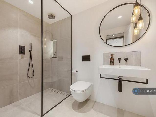 3 bedroom penthouse for rent in Park Lofts, London, SW2