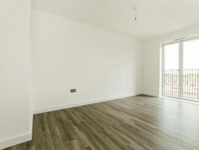 3 bedroom penthouse for rent in Park View Mansions, Stratford, London, E20