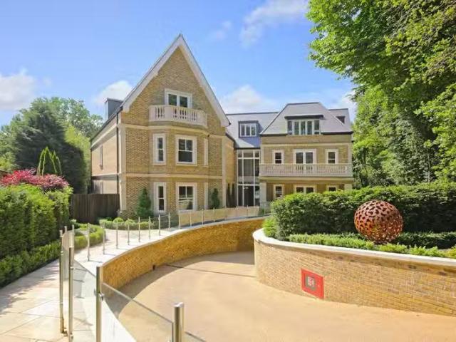 3 bedroom penthouse for rent in The Residence, Camlet Way, Had.