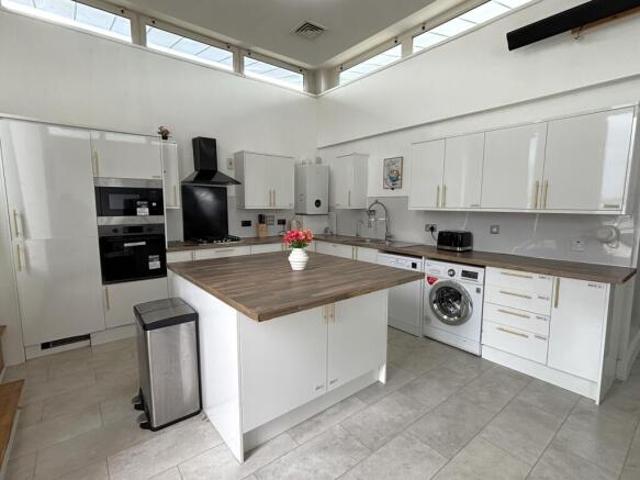 3 bedroom penthouse for rent in Watkin Road, Leicester, LE2