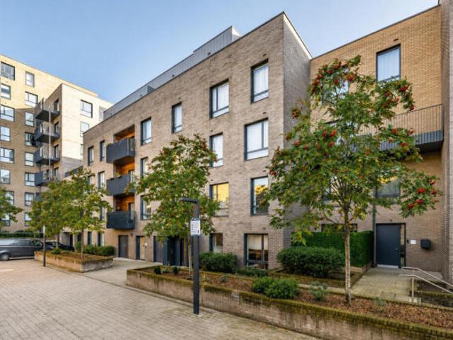 3 bedroom penthouse for sale in Grove Park, London, NW9