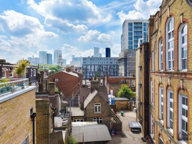 3 bedroom penthouse for sale in Salmon Lane, London, E14