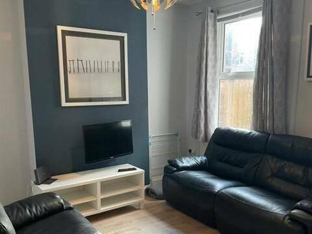 3 bedroom private hall for rent in SWAN ROAD GL1 STUDENT HOUSE 500 per room GL1