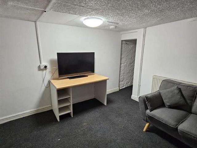 3 bedroom private hall to rent