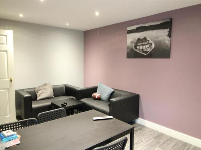 3 bedroom private hall to rent