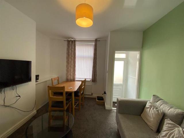 3 bedroom private hall to rent