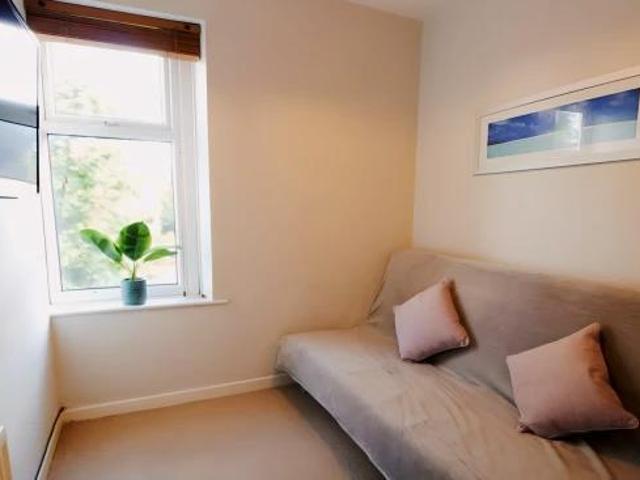 3 bedroom private hall to rent