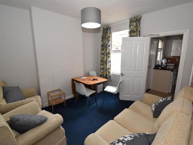 3 bedroom private hall to rent