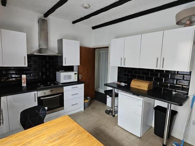 3 bedroom private halls to rent