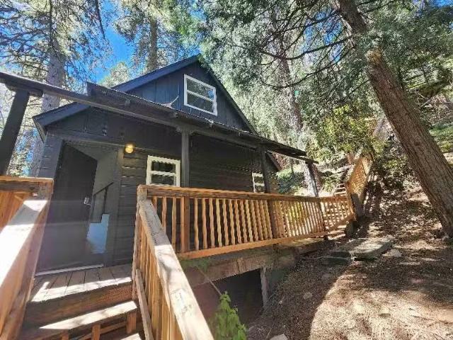 3 bedroom, private parking, with air conditioning! Washer, dry.
