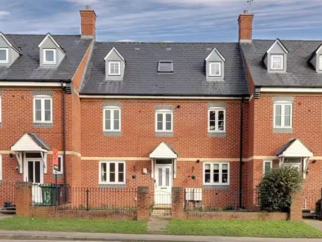 3 bedroom property for rent in Springfield Court, Stonehouse.
