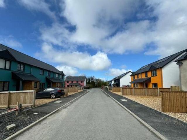 3 Bedroom Property For Sale In Cross Inn, Llanon