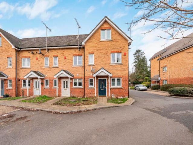 3 bedroom town house for sale in Langley, SL3