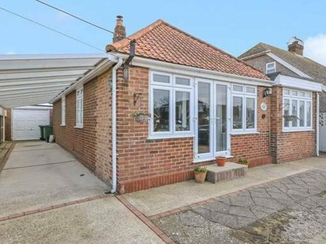 3 bedroom property for sale in Roberts Road Greatstone TN28