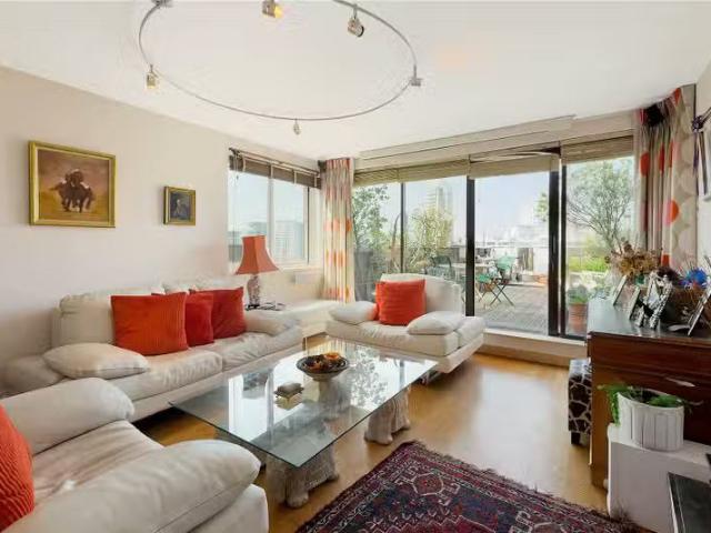 3 bedroom property for sale in Valiant Hosue, Vicarage Crescen.