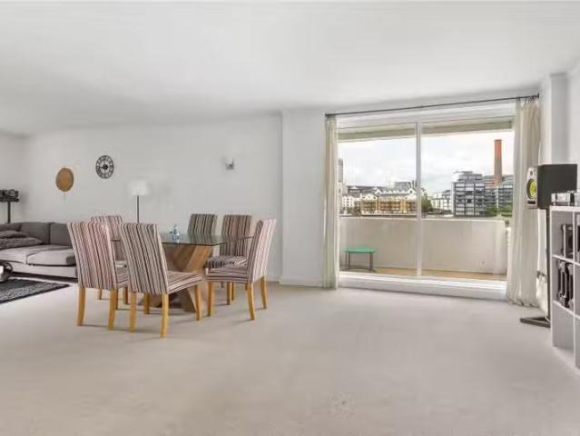 3 bedroom property for sale in Valiant House, Vicarage Crescen.