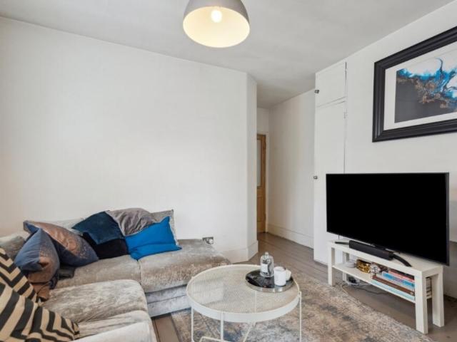 3 bedroom property in Cowley Road, Mortlake, London, SW14 £2,700 pcm | Chestertons